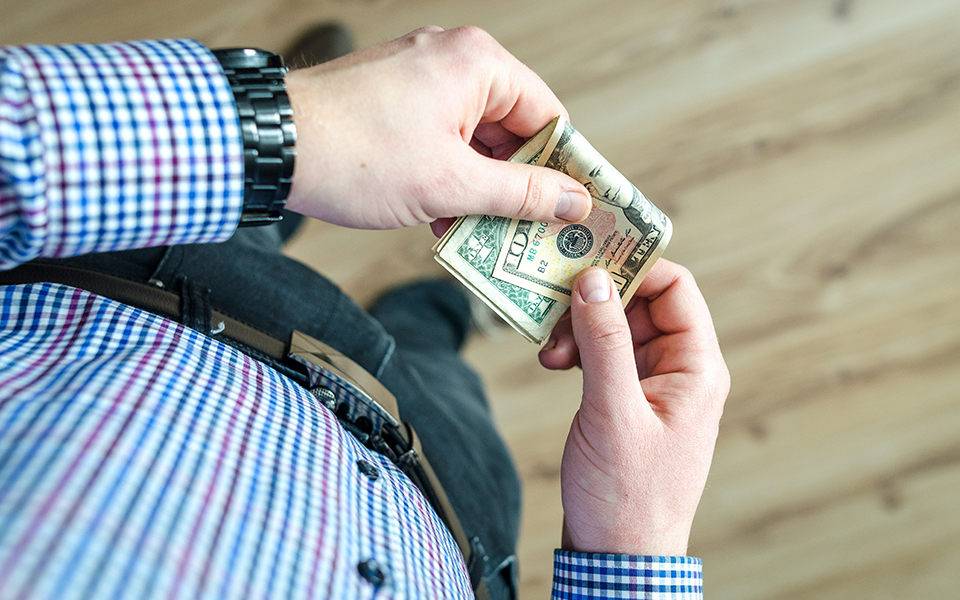 5 Easy ways to reduce your spending and easily save money - inPeaches